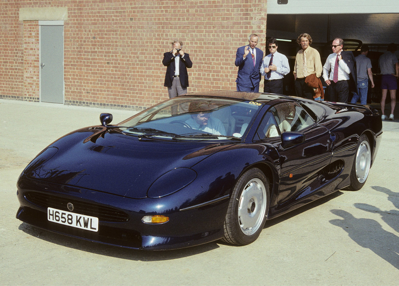 Jaguar XJ220 - The Inside Story