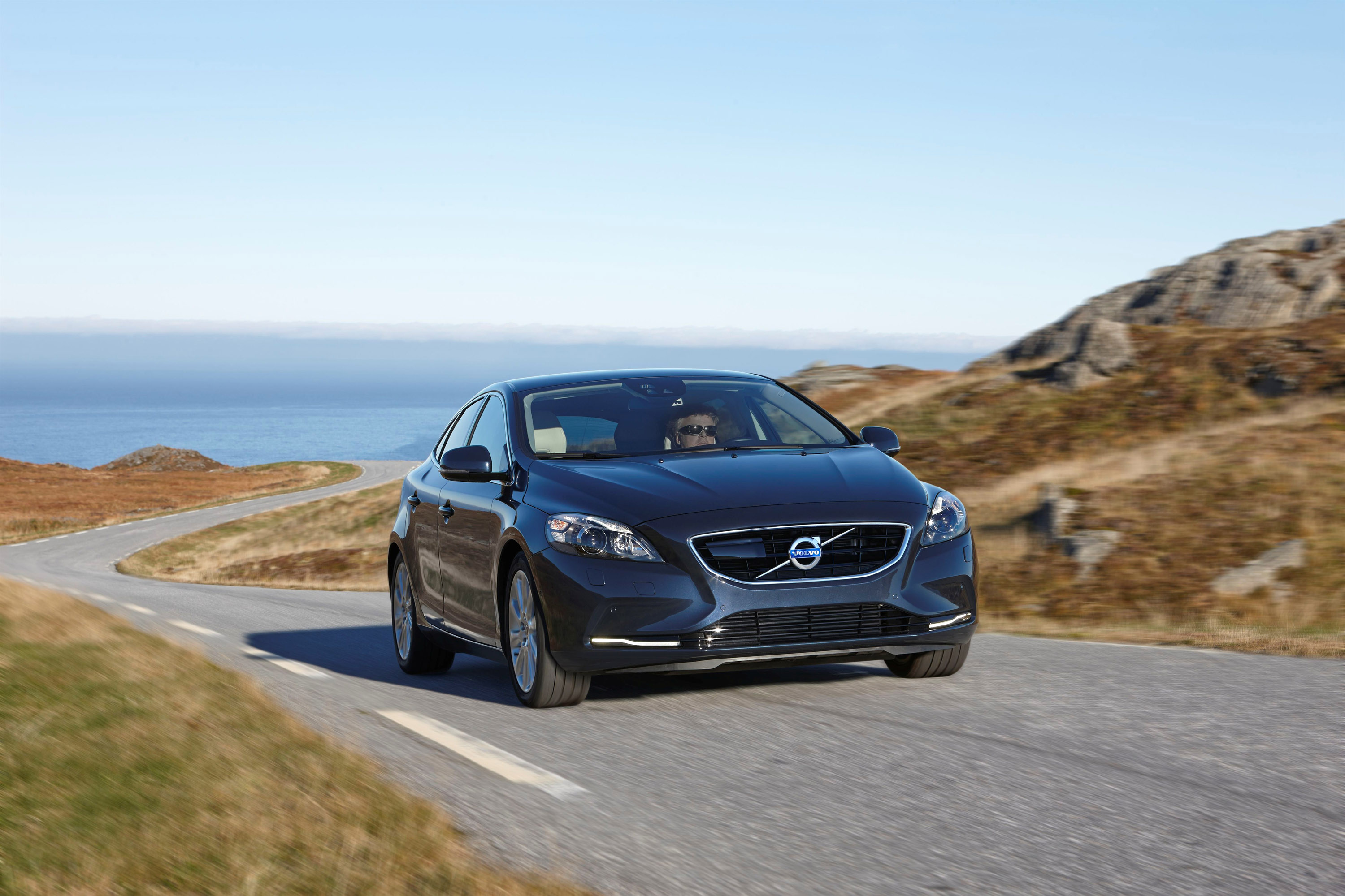 Volvo V40 D4 Adds New Drive-E Powertrains