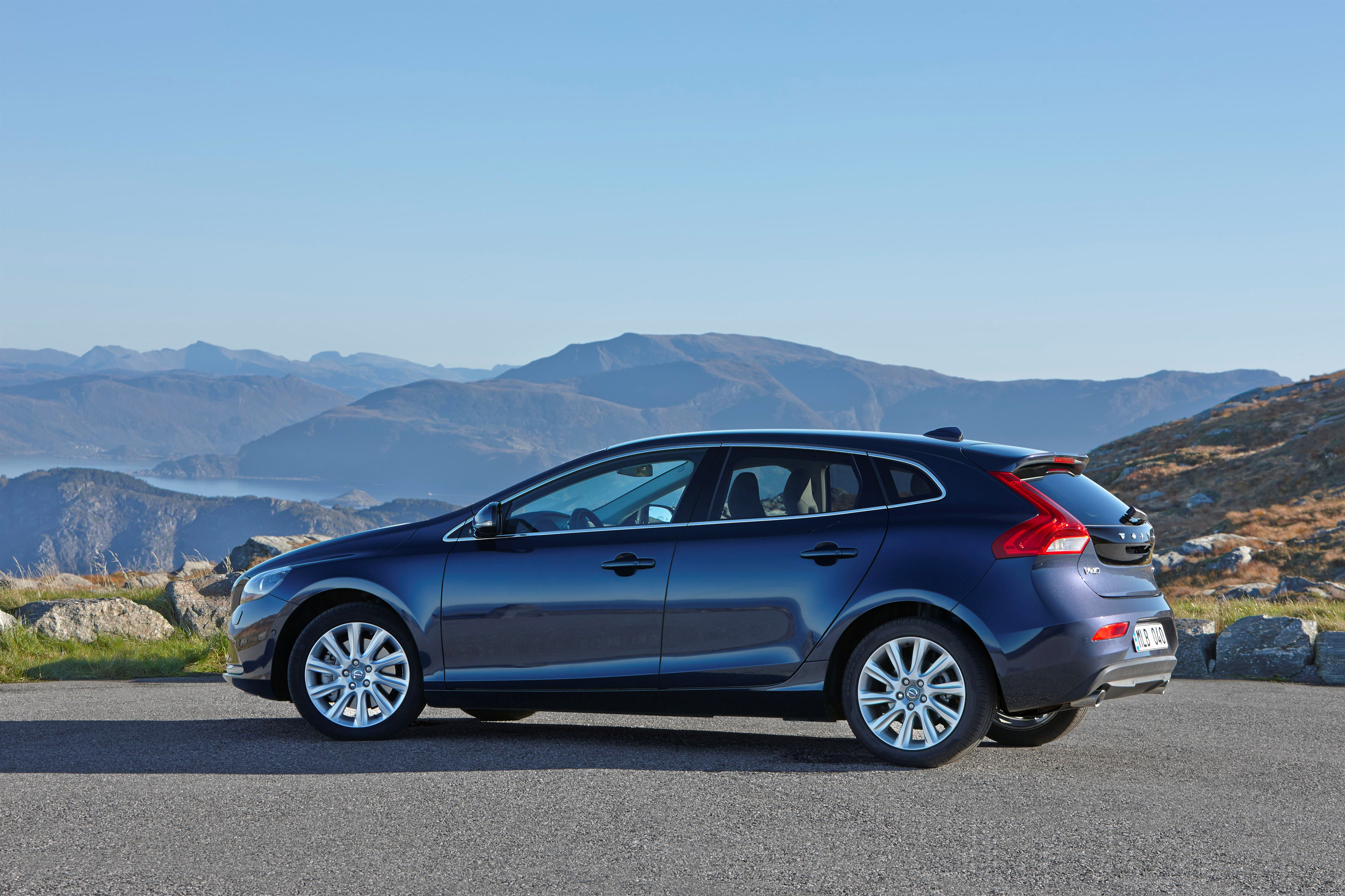 Volvo V40 D4 Adds New Drive-E Powertrains